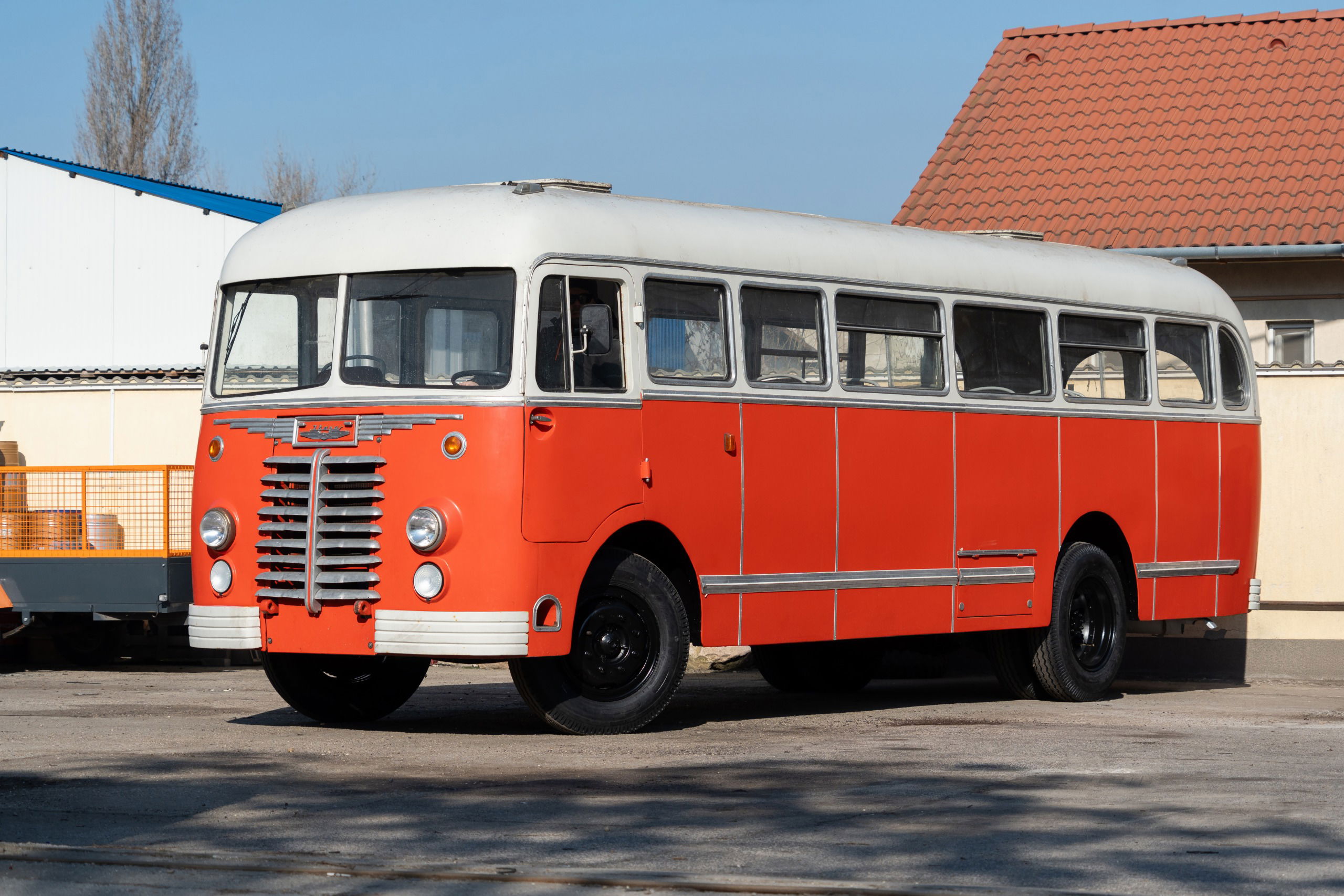 Bemutatta gyűjteménye legújabb Ikarus autóbuszát a Közlekedési Múzeum ...