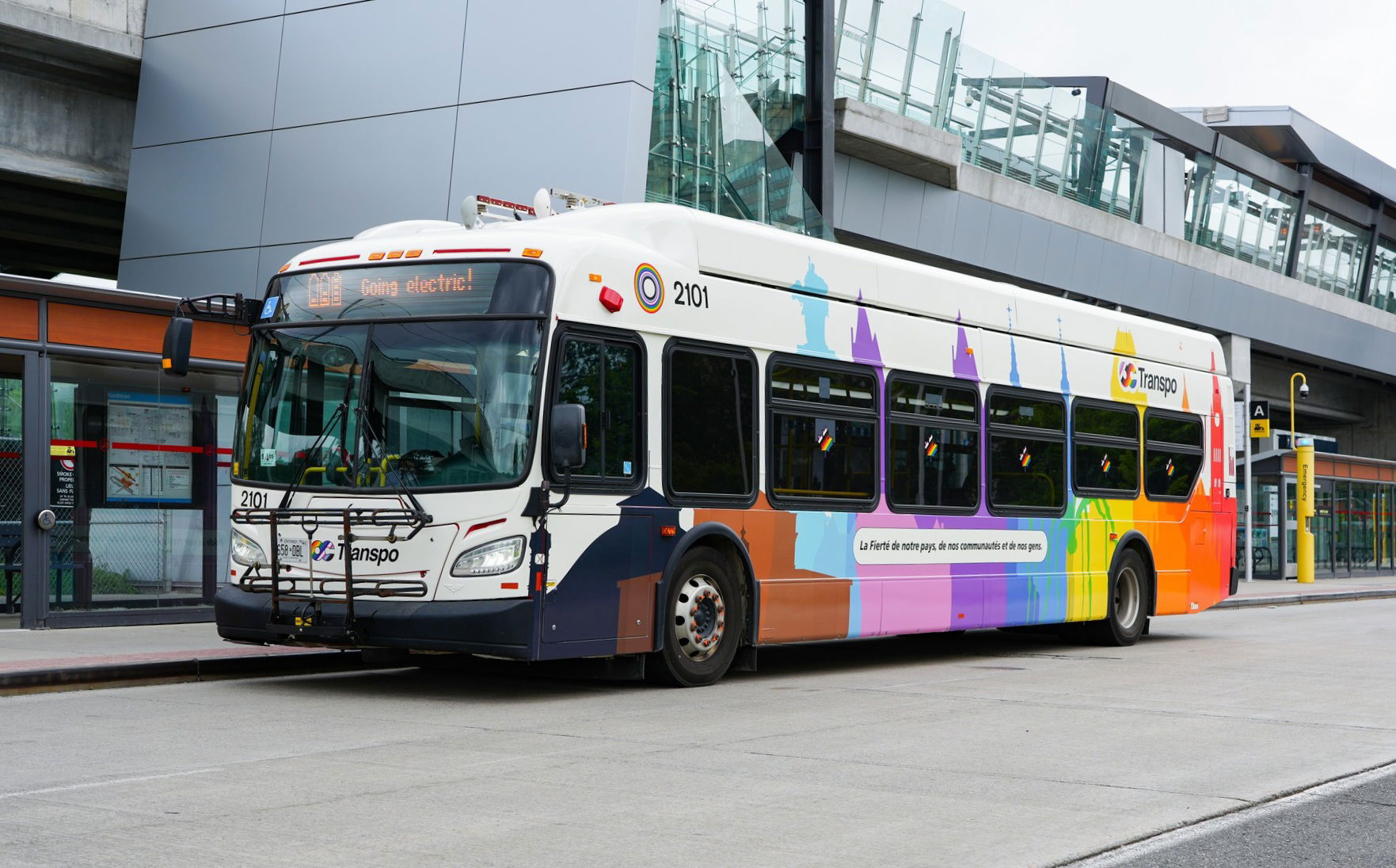 További 124 darab New Flyer XE40 típusú elektromos autóbuszt szerez be ...